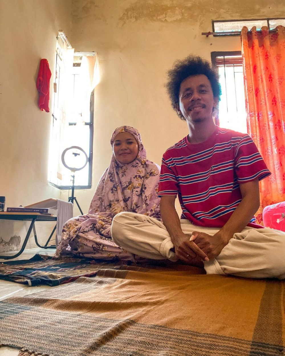 10 Potret Perjalanan Cinta Raim Laode dan Komang