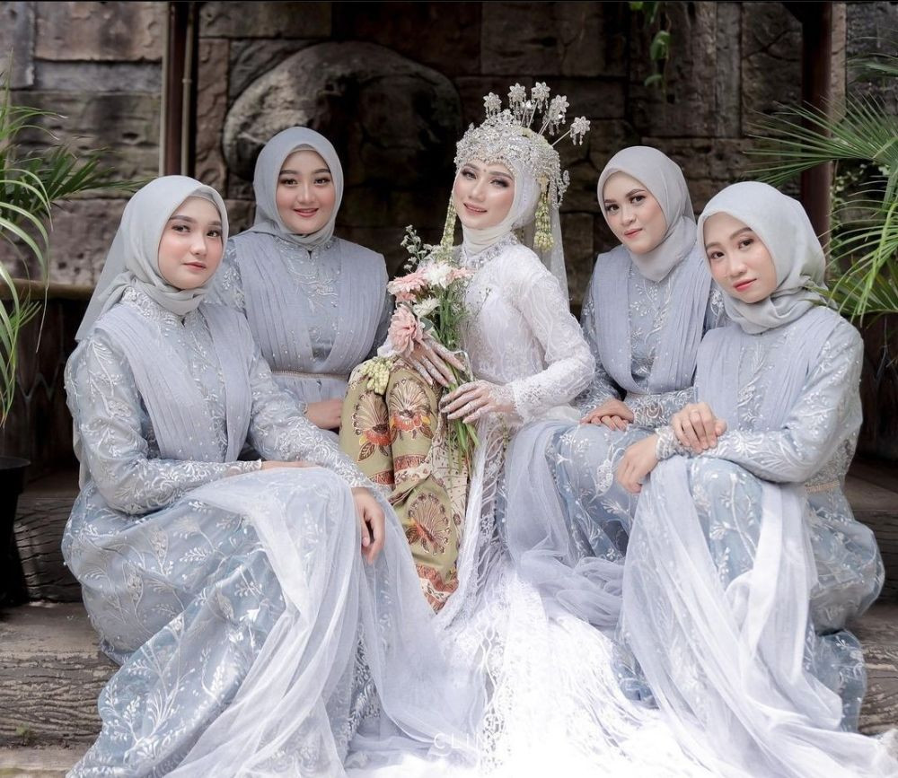 10 Ide Gaun Bridesmaid Warna Abu-abu, Model Beragam Elegan 10 Ide Gaun Bridesmaid Warna Abu-abu, Model Beragam Elegan