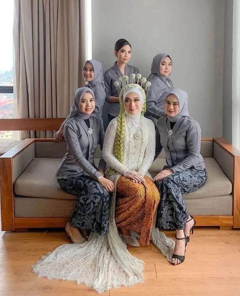 10 Ide Gaun Bridesmaid Warna Abu-abu, Model Beragam Elegan