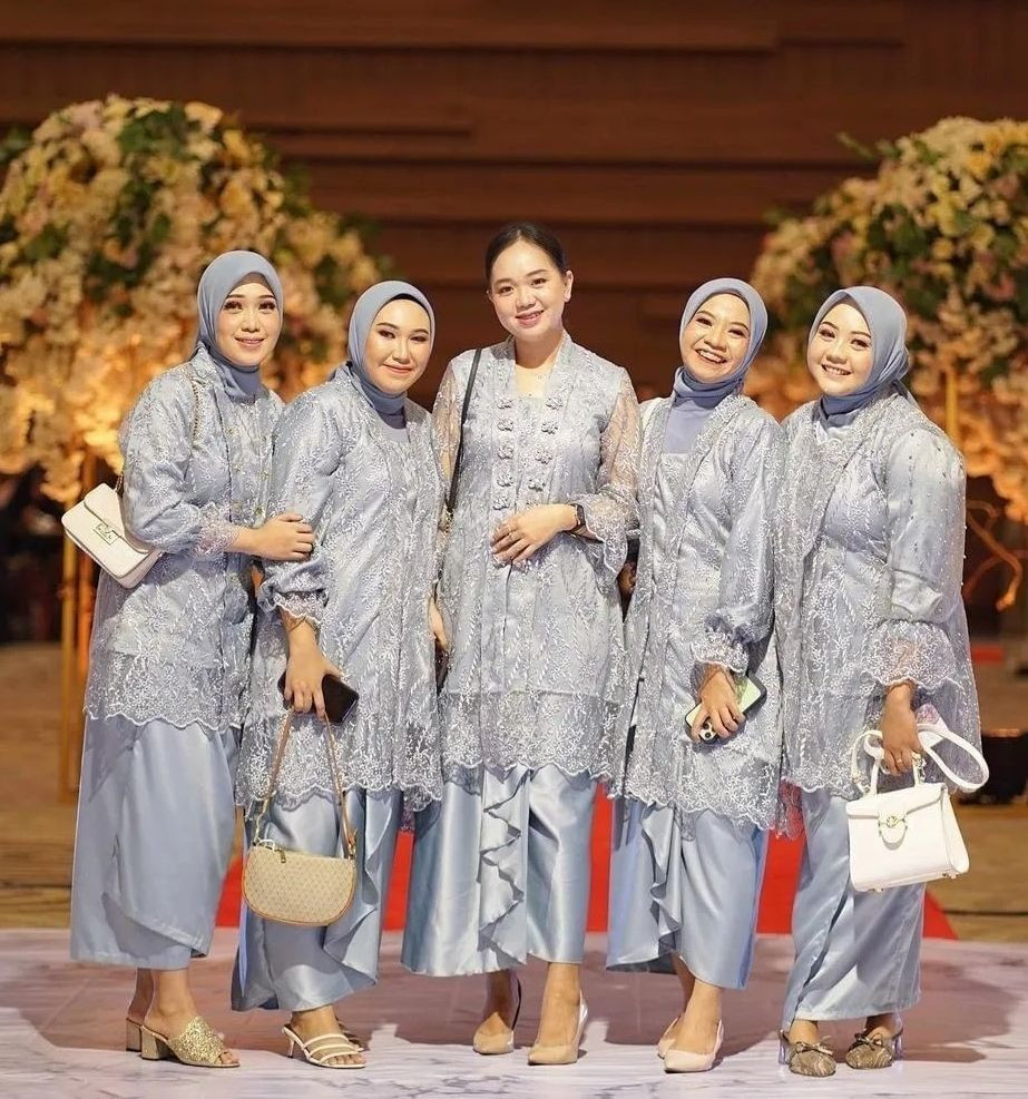 10 Ide Gaun Bridesmaid Warna Abu-abu, Model Beragam Elegan 10 Ide Gaun Bridesmaid Warna Abu-abu, Model Beragam Elegan