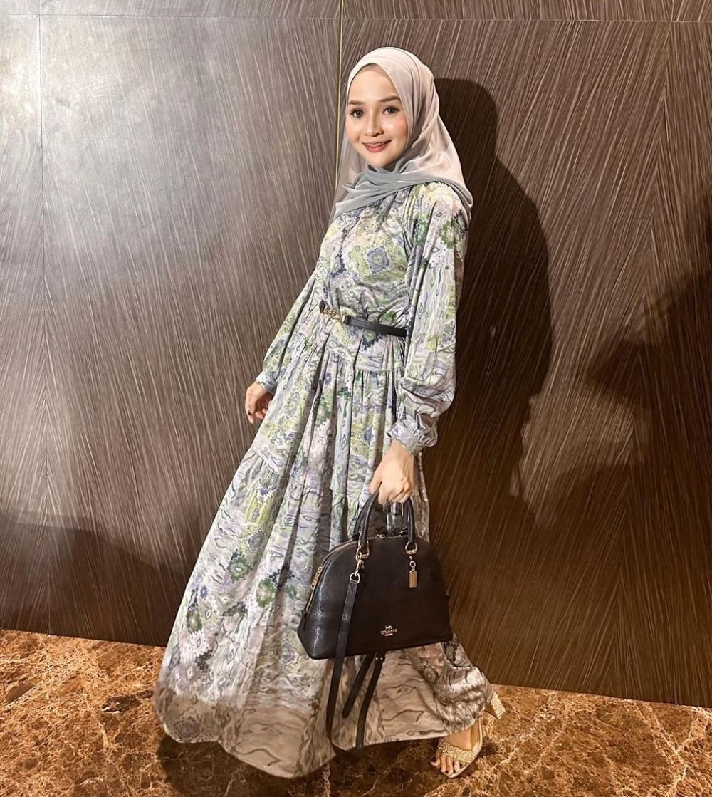 10 OOTD Kondangan Hijab Risa Intan, Baju Terusannya Kece