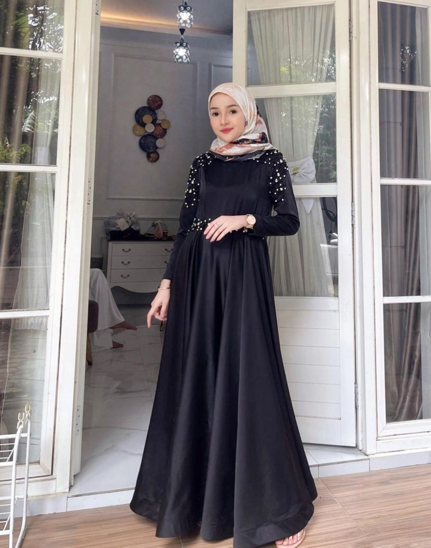 10 OOTD Kondangan Hijab Risa Intan, Baju Terusannya Kece