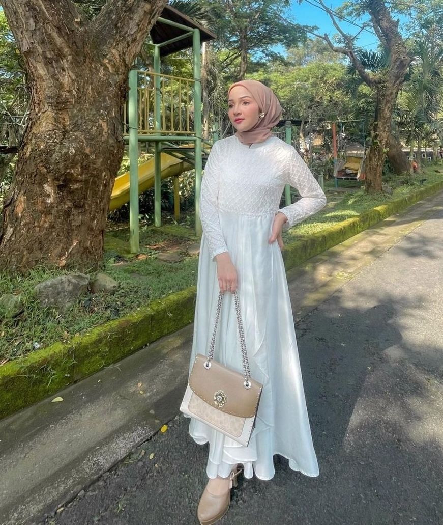 10 OOTD Kondangan Hijab Risa Intan, Baju Terusannya Kece
