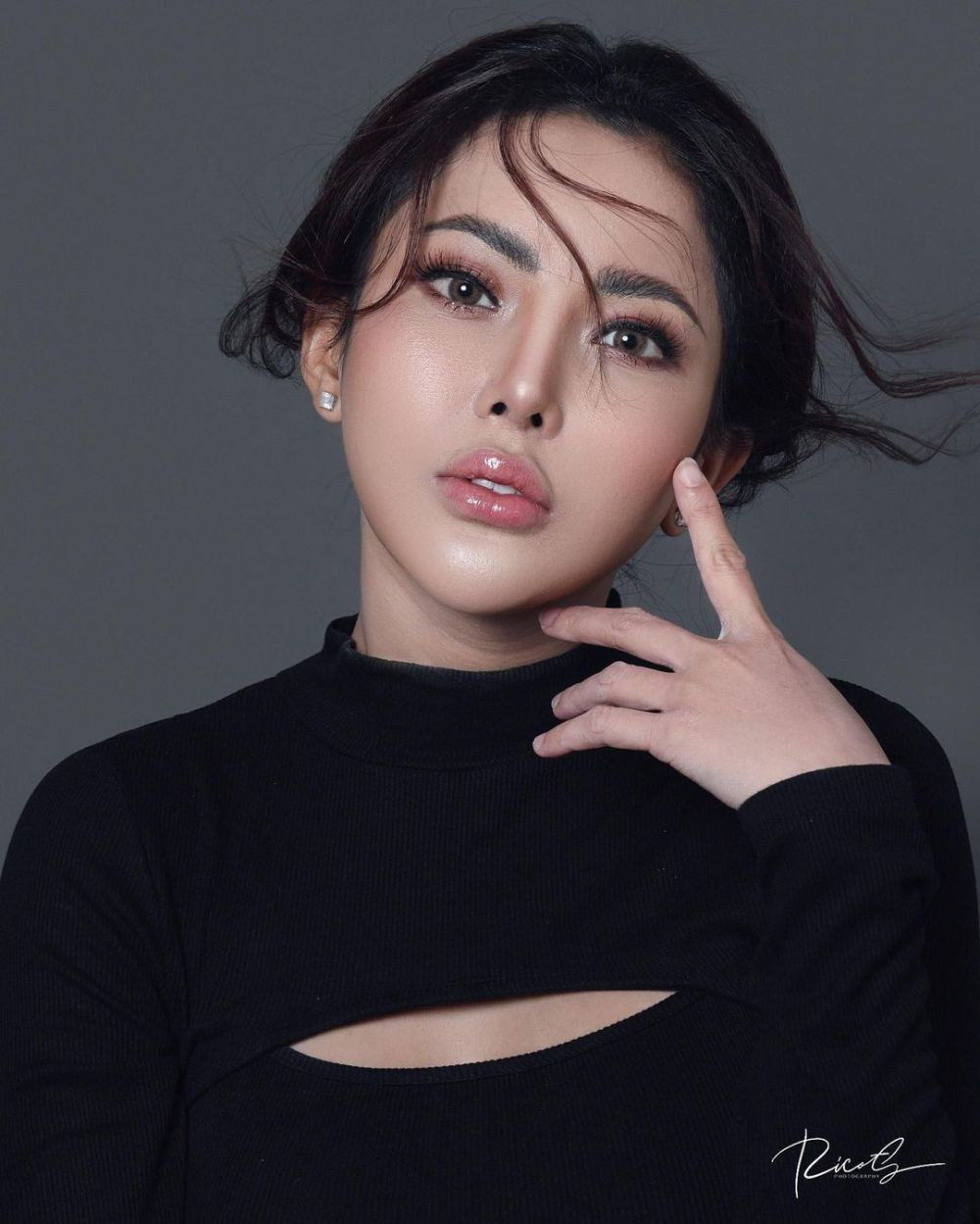 10 Pemotretan Terbaru Ayu Aulia Konsep Topless Tuai Hujatan