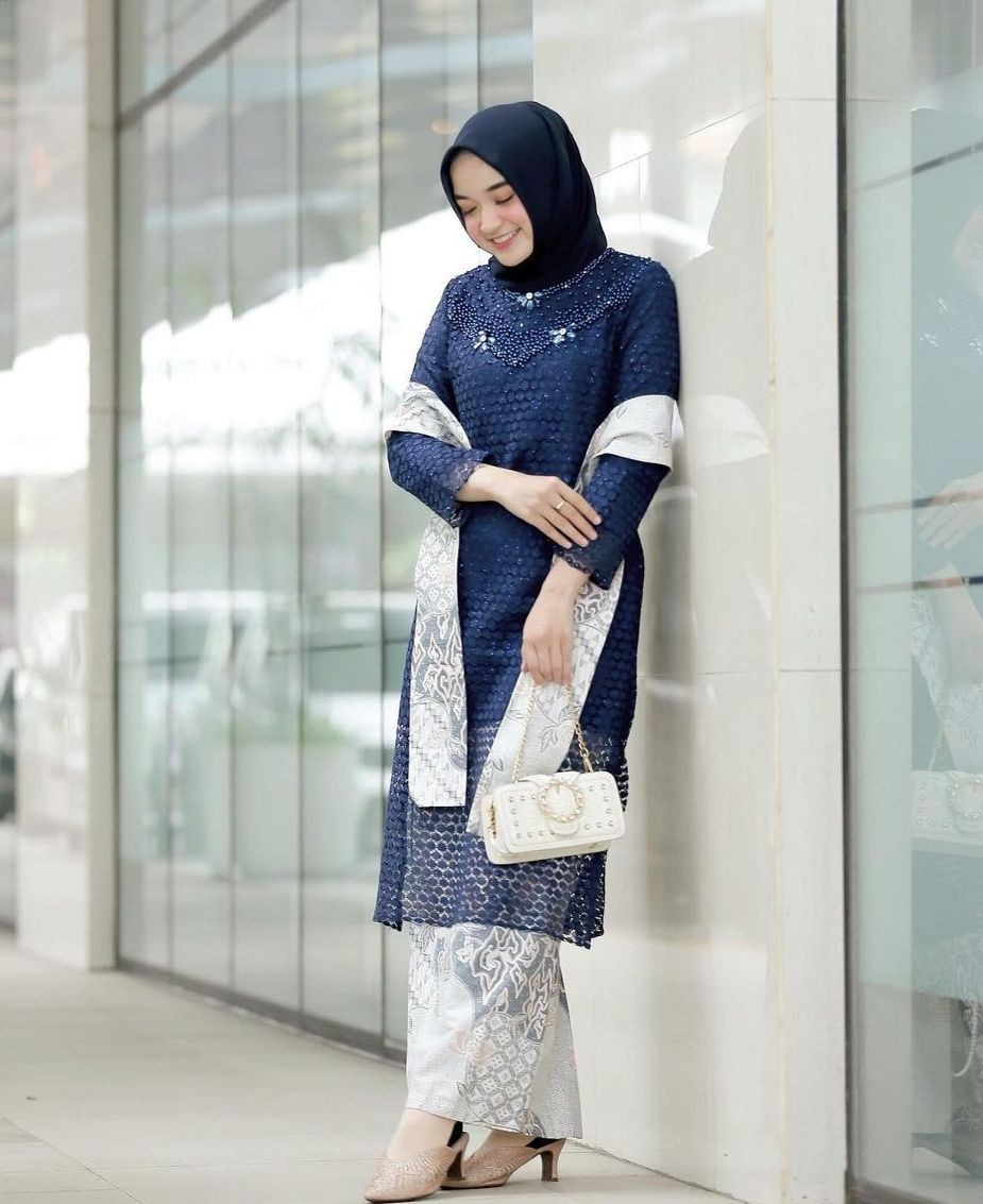 10 Style Kebaya dan Dress Biru Navy, Andalan Gaya Kondangan