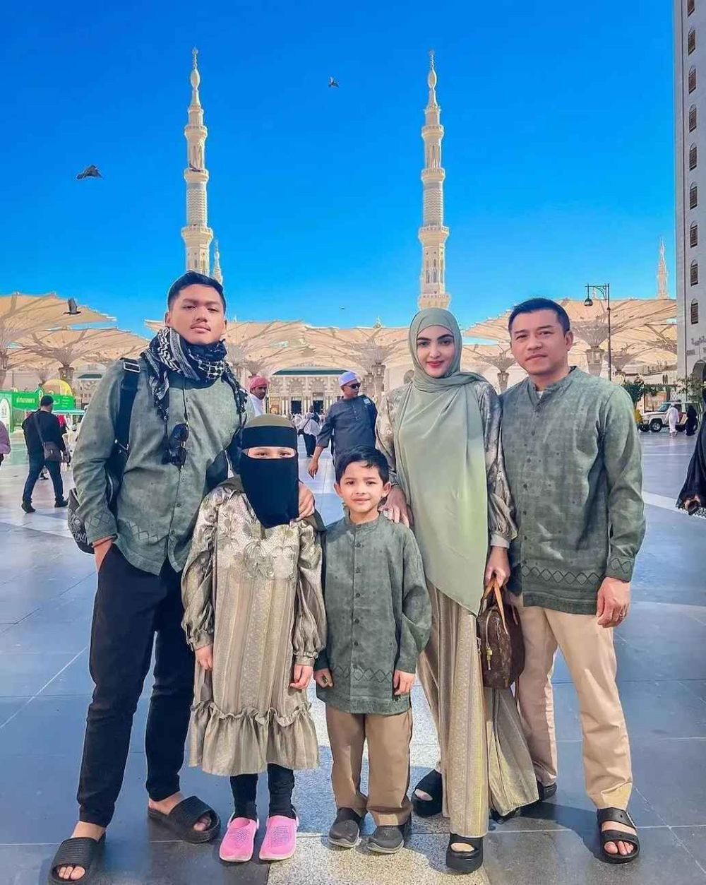 Potret Keluarga Anang Rayakan Awal Ramadan di Mekkah