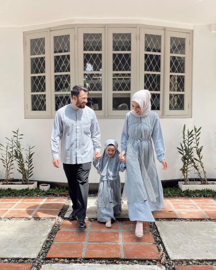 9 Gaya Lebaran Keluarga Hamidah Rachmayanti, Kompak Banget!