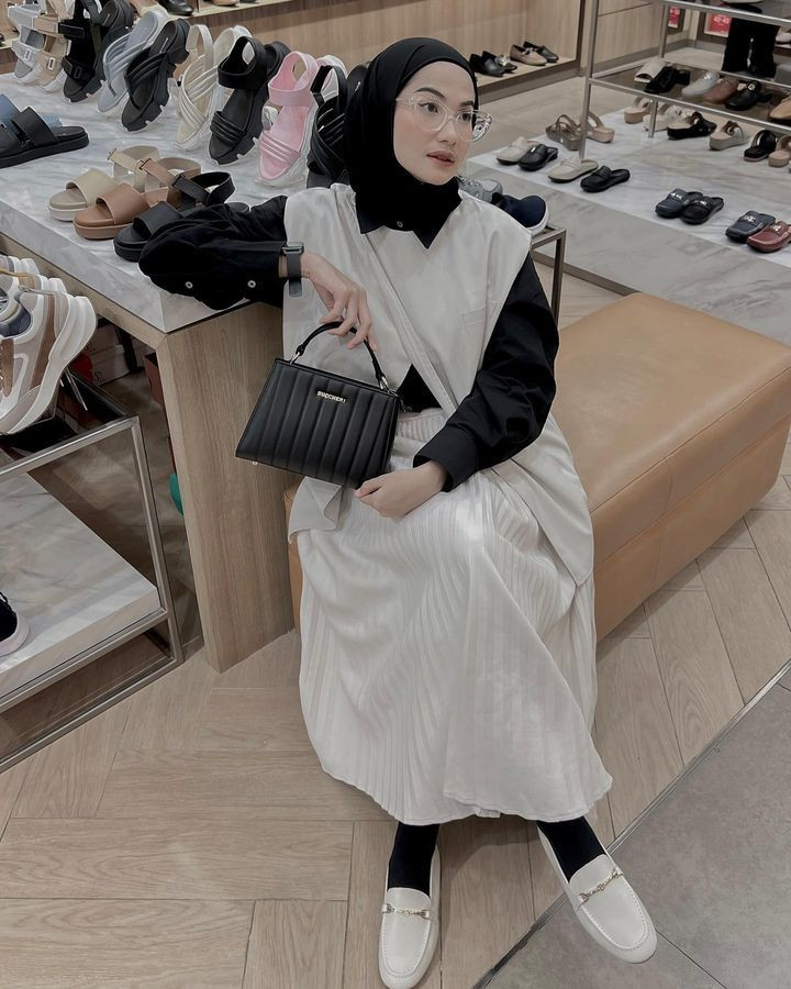 10 OOTD Hijab Monokrom ala Anggita Kusuma, Si Minimalis