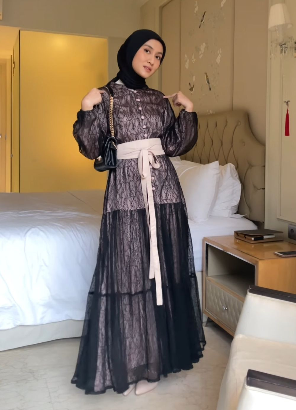 10 Style Gaun Lace Monokrom, Glamor untuk Idul Fitri