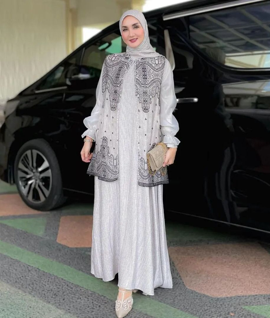 10 Style Gaun Lace Monokrom, Glamor untuk Idul Fitri