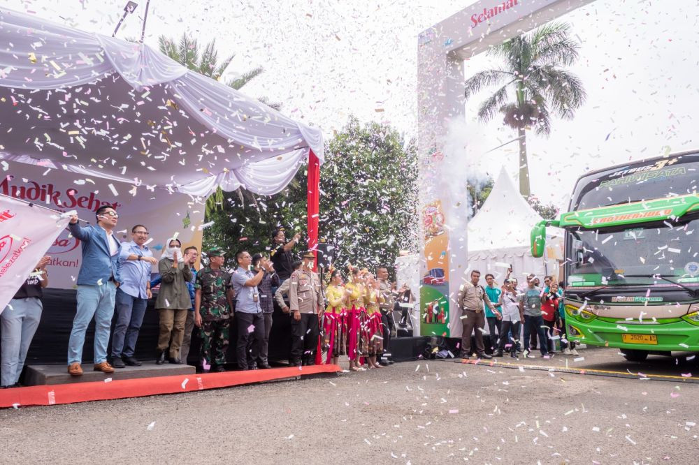 Ridwan Kamil Melepas Ribuan Pemudik Lebaran 2023 Ridwan Kamil Melepas Ribuan Pemudik Lebaran 2023