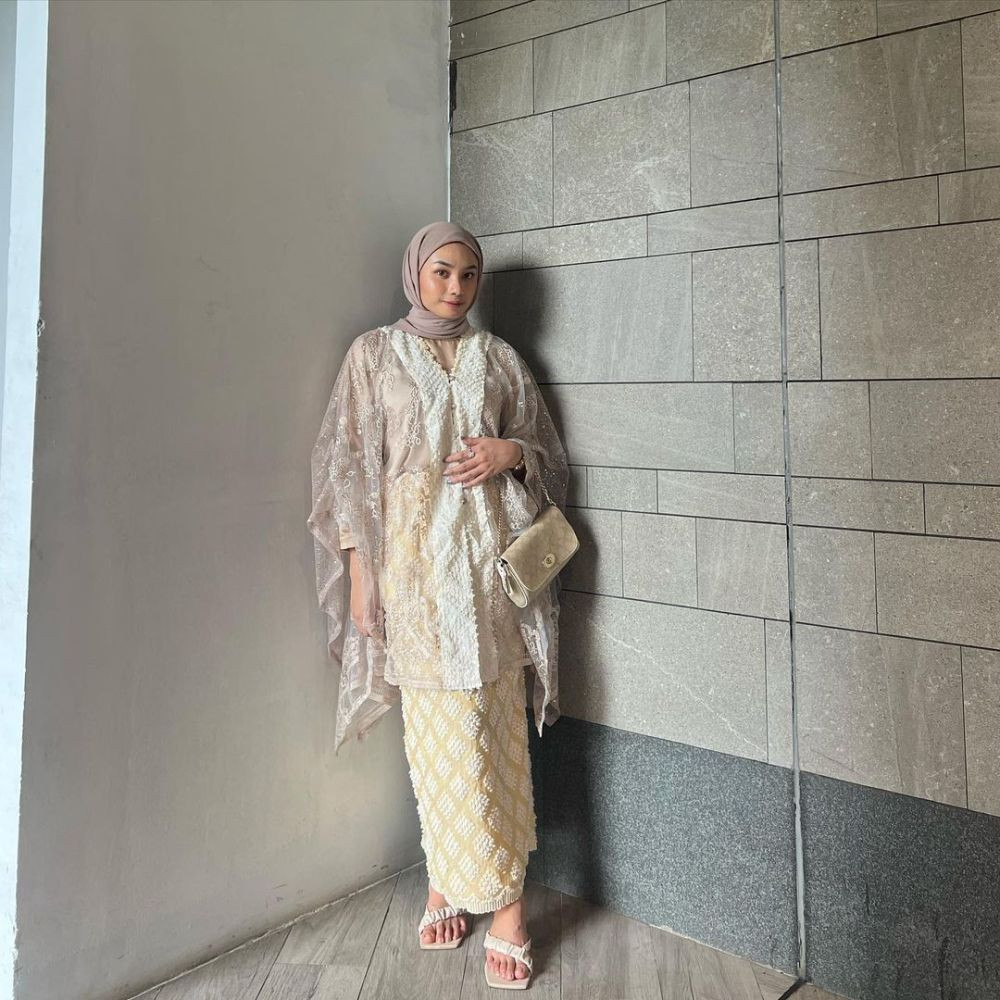 9 Outfit Brokat Kekinian Selain Putih untuk Lebaran, Stylish
