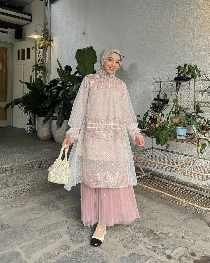 9 OOTD Hijab dengan Rok Tutu, Gayamu Kian Menggemaskan!
