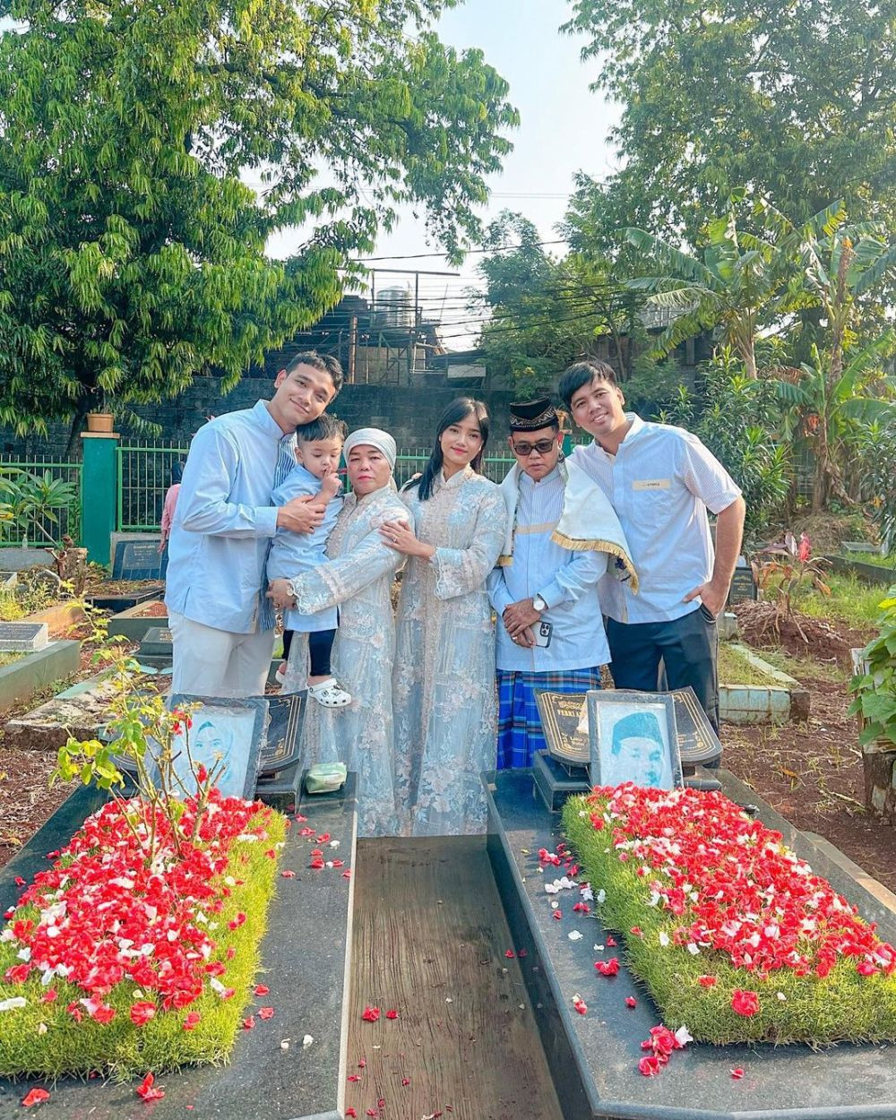 Potret Lebaran Keluarga H. Faisal, Ziarah ke Makam