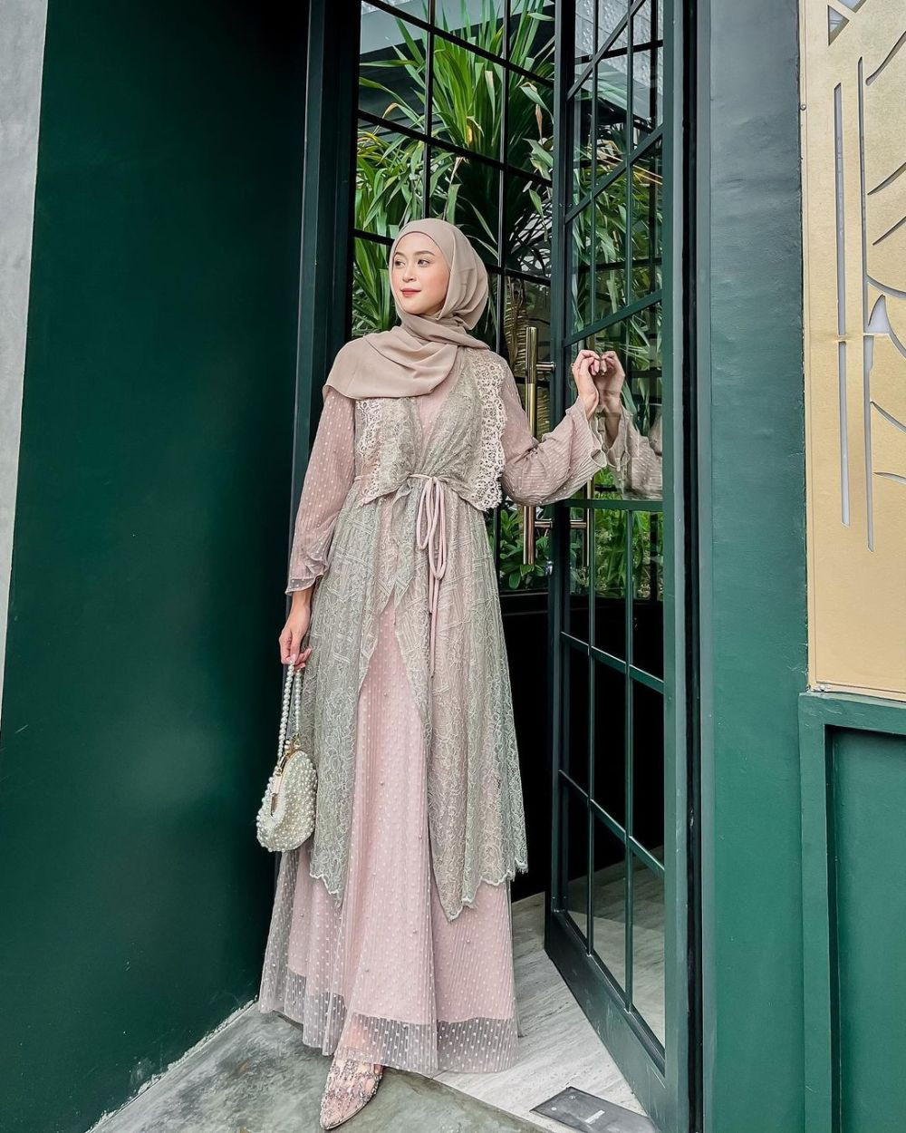 9 OOTD Dress Brokat Elegan untuk Berbagai Acara