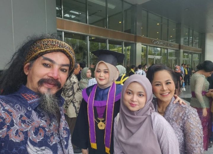 10 Potret Wisuda Anak Master Limbad, Sarjana Kedokteran Gigi