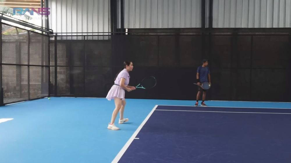 10 Potret Nagita Slavina Latihan Tenis di Lapangan Pribadi