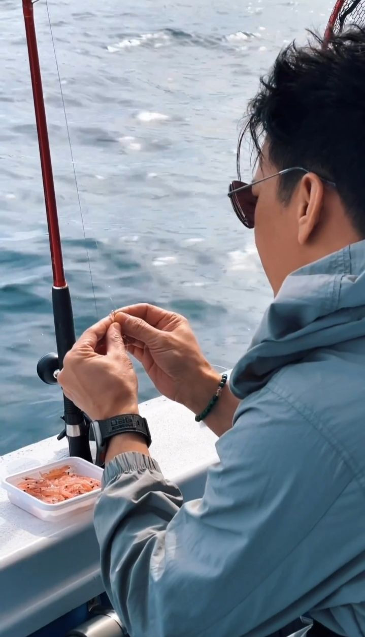 Liburan Tak Biasa Ariel Noah, Asyik Mancing di Laut Jepang Liburan Tak Biasa Ariel Noah, Asyik Mancing di Laut Jepang