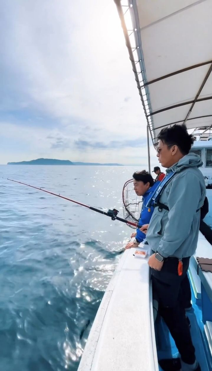 Liburan Tak Biasa Ariel Noah, Asyik Mancing di Laut Jepang Liburan Tak Biasa Ariel Noah, Asyik Mancing di Laut Jepang