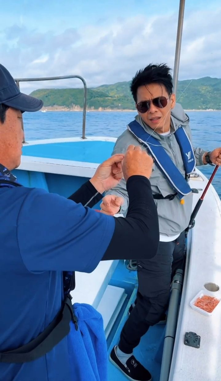 Liburan Tak Biasa Ariel Noah, Asyik Mancing di Laut Jepang Liburan Tak Biasa Ariel Noah, Asyik Mancing di Laut Jepang