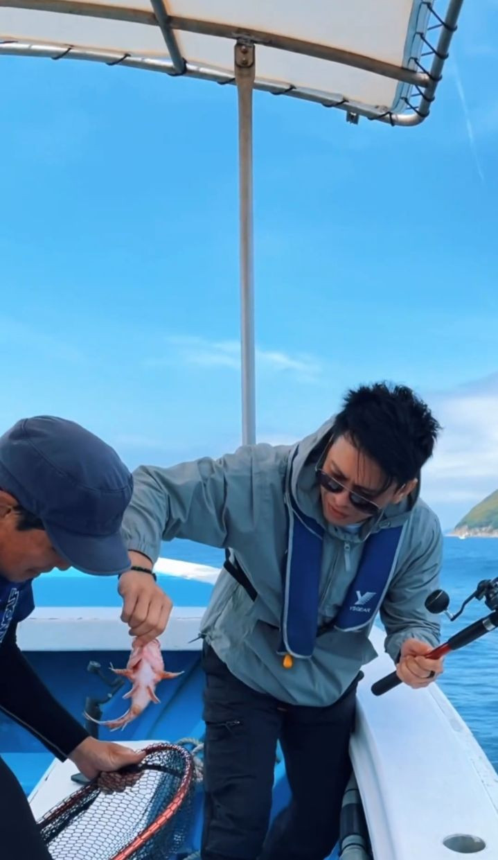 Liburan Tak Biasa Ariel Noah, Asyik Mancing di Laut Jepang Liburan Tak Biasa Ariel Noah, Asyik Mancing di Laut Jepang