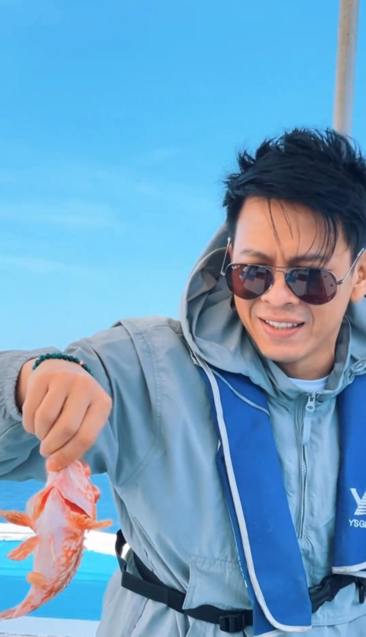 Liburan Tak Biasa Ariel Noah, Asyik Mancing di Laut Jepang Liburan Tak Biasa Ariel Noah, Asyik Mancing di Laut Jepang