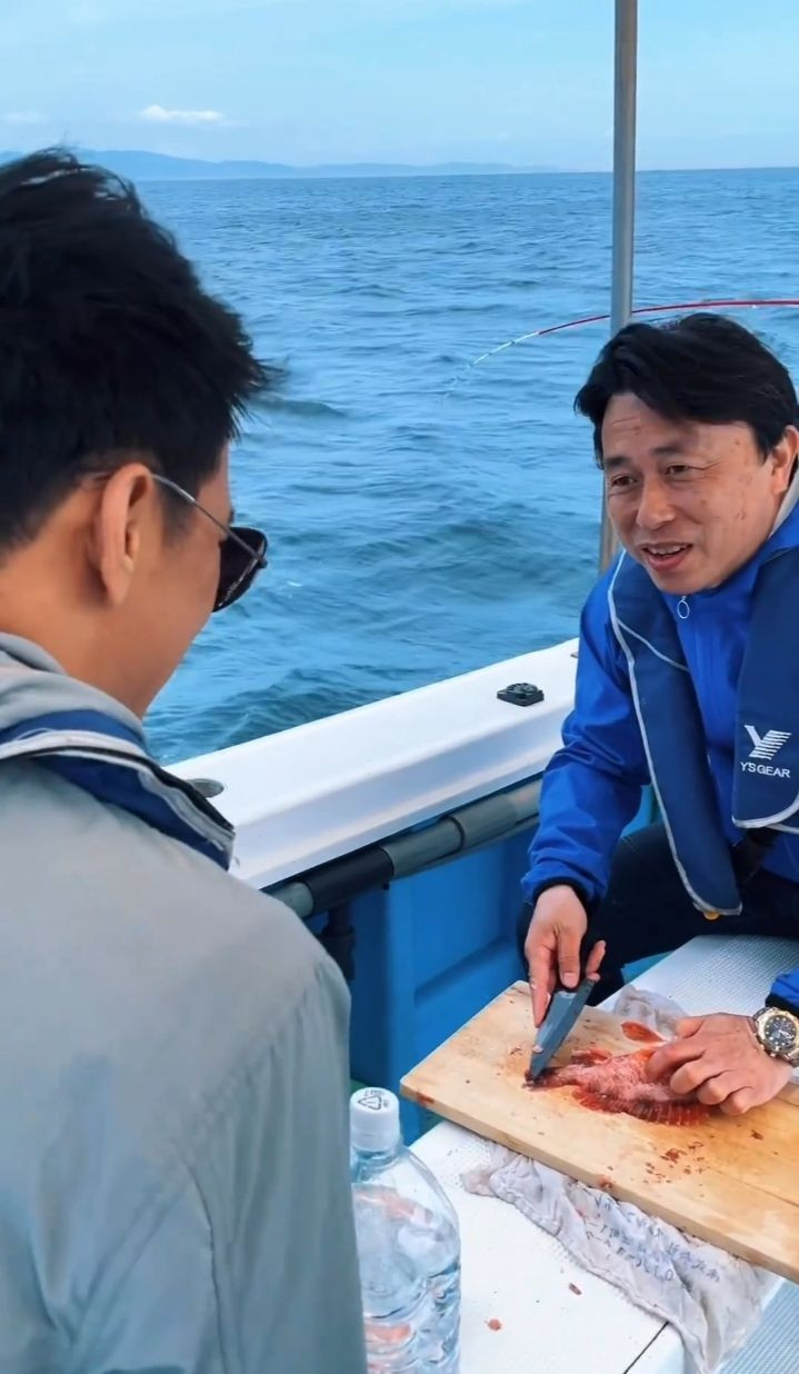 Liburan Tak Biasa Ariel Noah, Asyik Mancing di Laut Jepang Liburan Tak Biasa Ariel Noah, Asyik Mancing di Laut Jepang