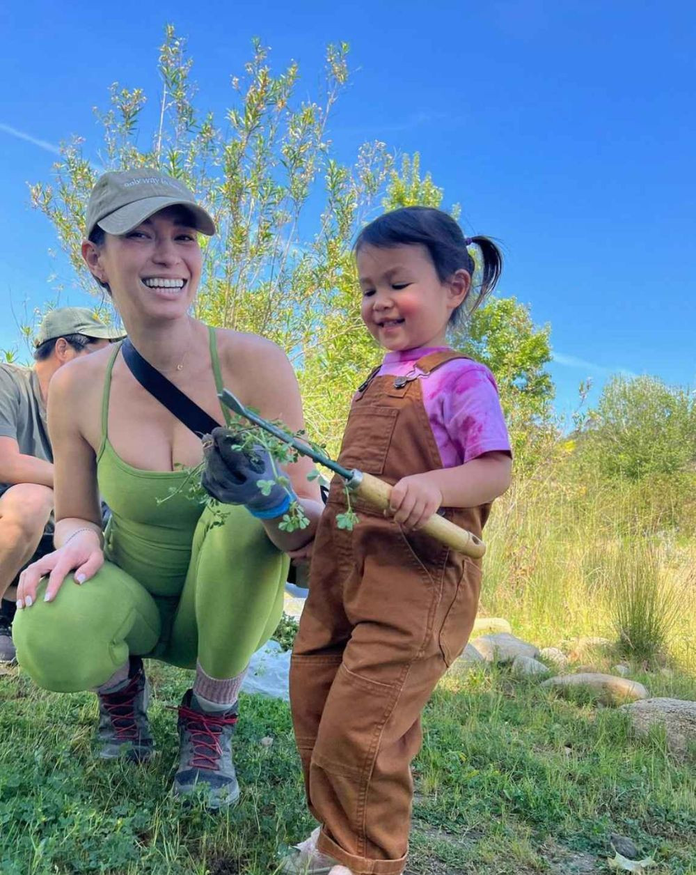 Potret Baby Bump Kehamilan Kedua Liv Lo Istri Henry Golding