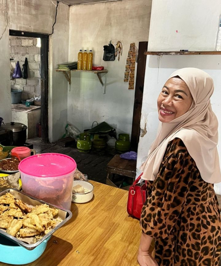 7 Potret Ifan Seventeen Ziarah ke Makam Dylan Sahara