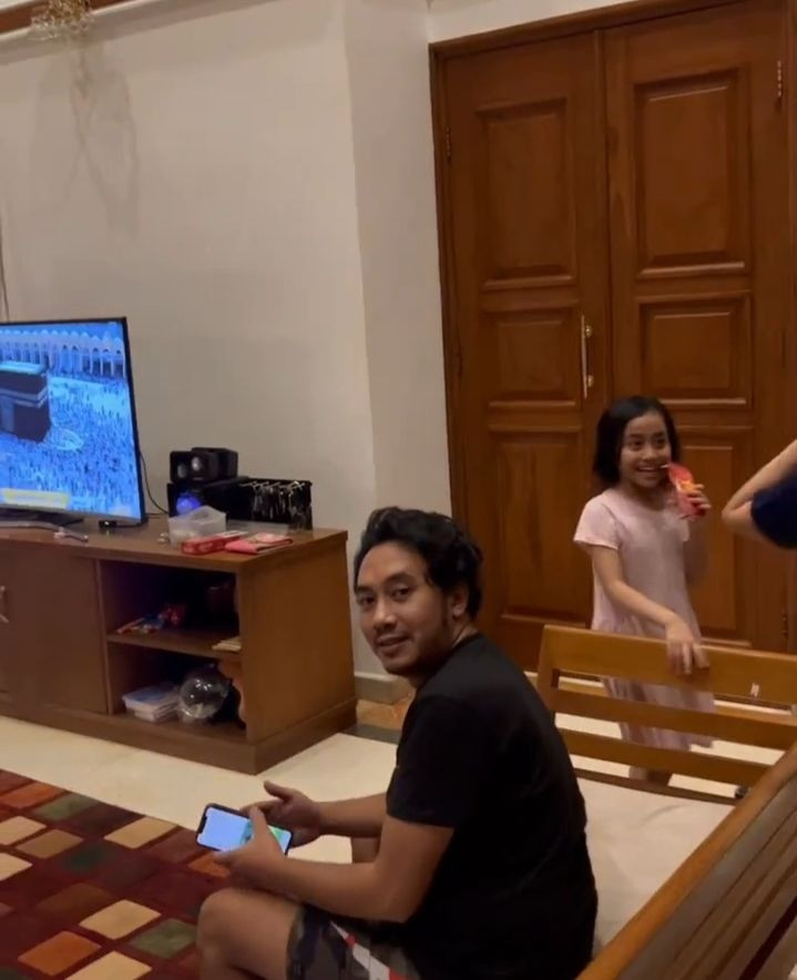 7 Potret Ifan Seventeen Ziarah ke Makam Dylan Sahara