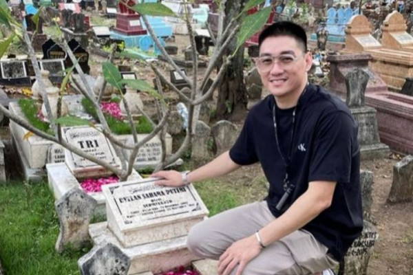7 Potret Ifan Seventeen Ziarah ke Makam Dylan Sahara