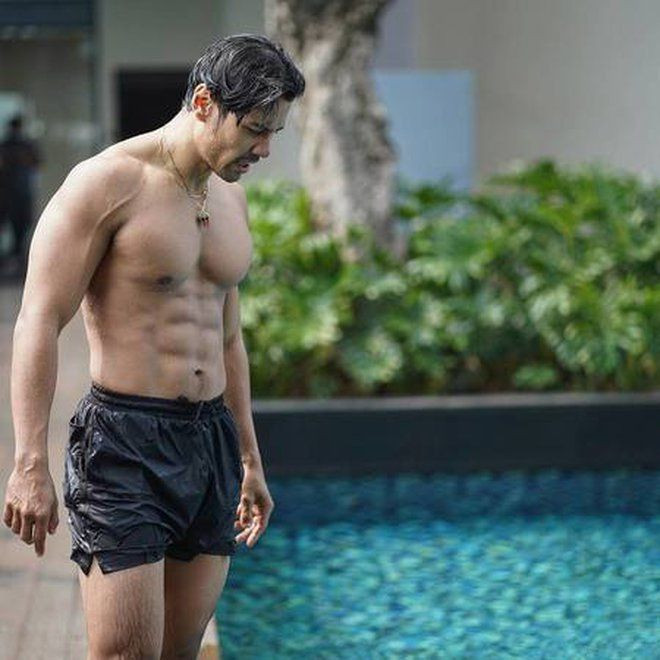 10 Potret Terbaru Chicco Jerikho Pamer Dada Bidang, Bak Thor