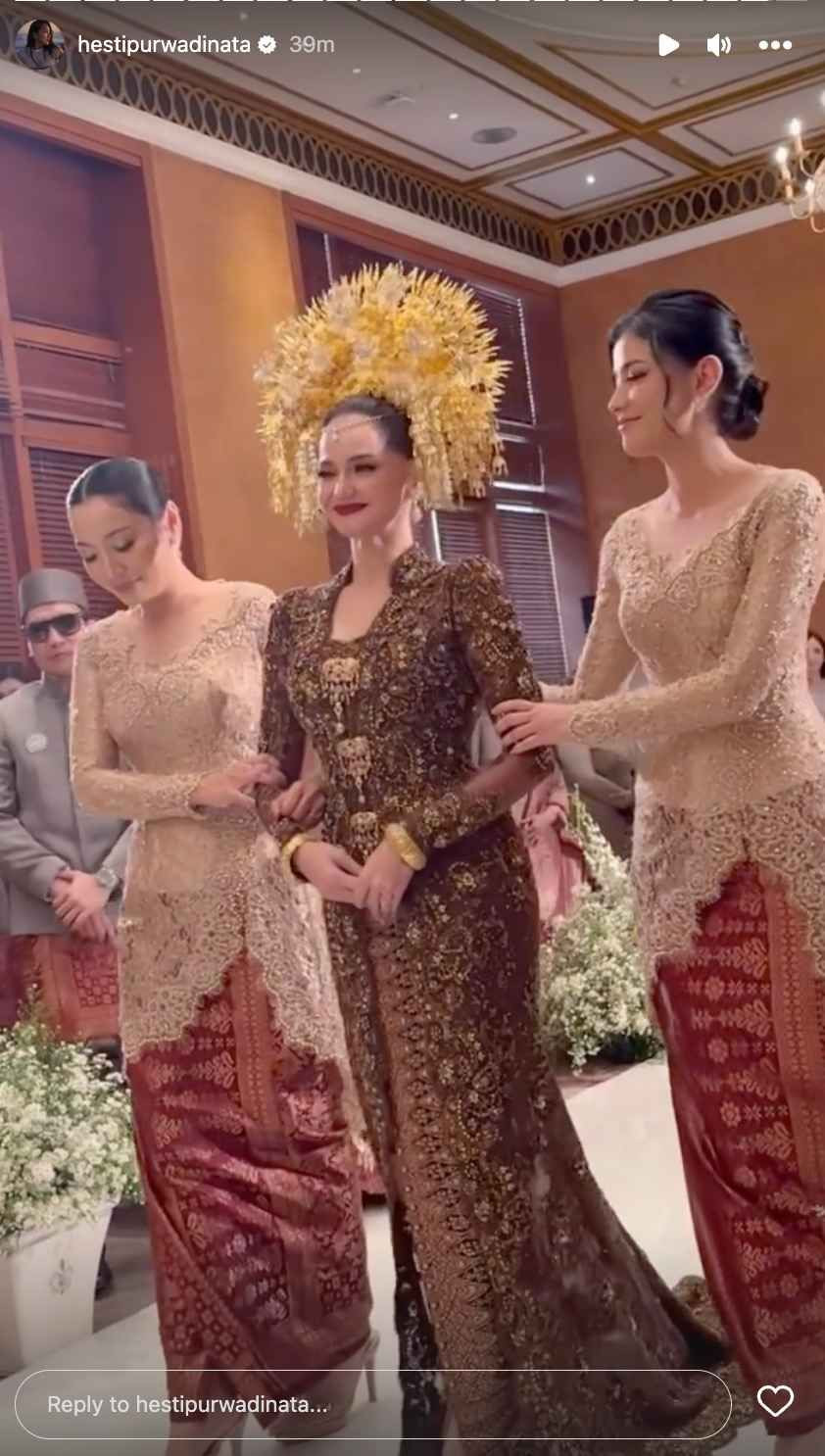 7 Potret Kedekatan Enzy, Hesti, dan Medina, Hangat Banget