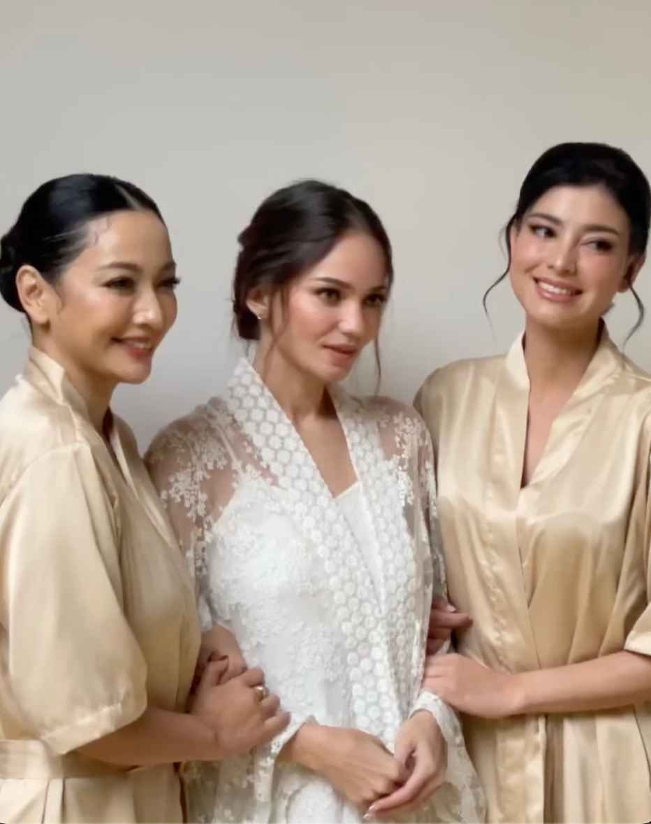 7 Potret Kedekatan Enzy, Hesti, dan Medina, Hangat Banget