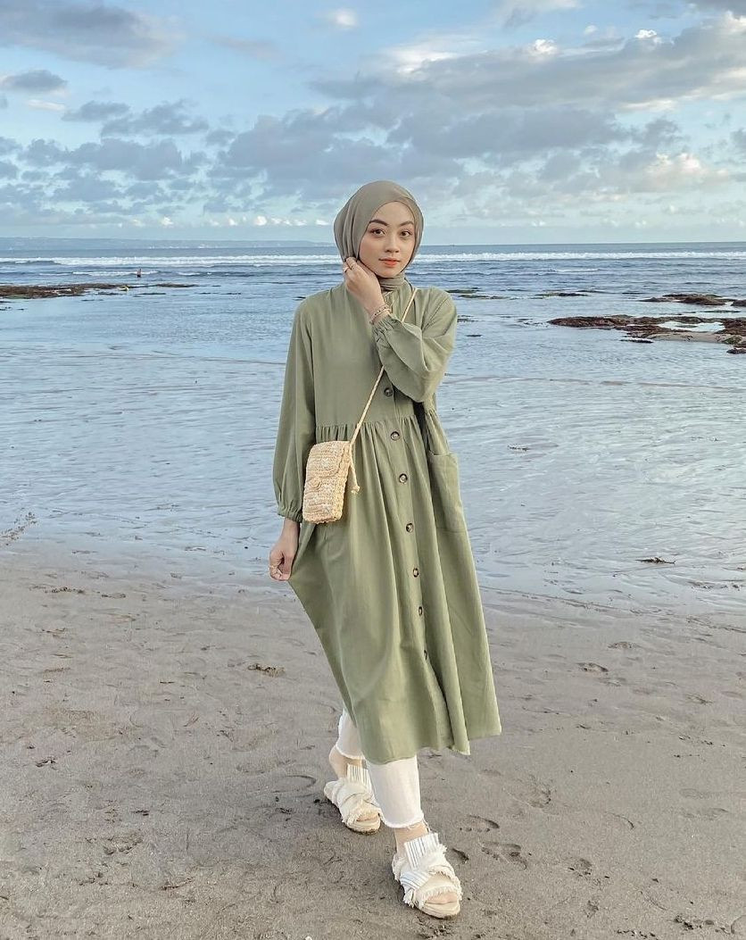 10 Inspirasi Summer Dress untuk Gaya Hijab Pantai, Santun!
