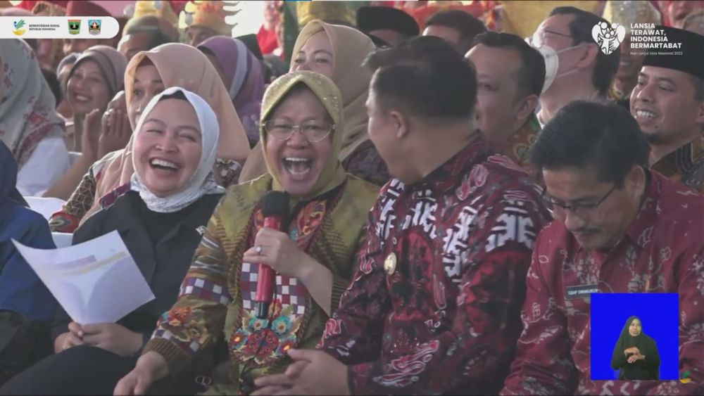 Risma Tertawa Saat Diminta Jabat Mensos Seumur Hidup