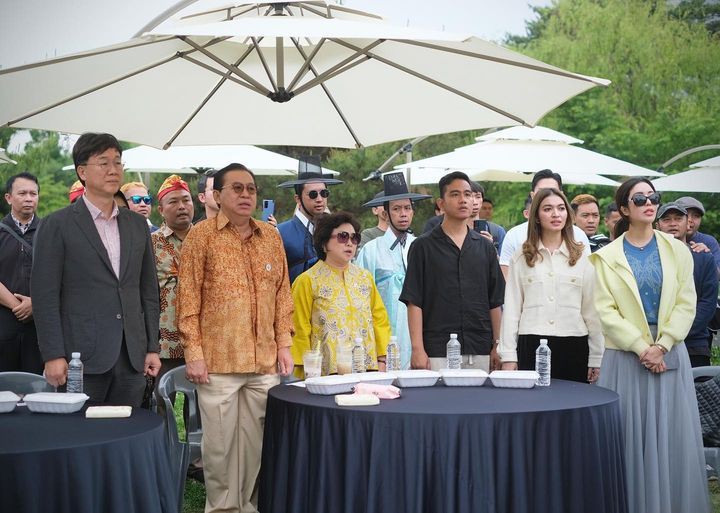 Momen Gibran Rakabuming Bertemu Zayyan XODIAC di Korea Momen Gibran Rakabuming Bertemu Zayyan XODIAC di Korea
