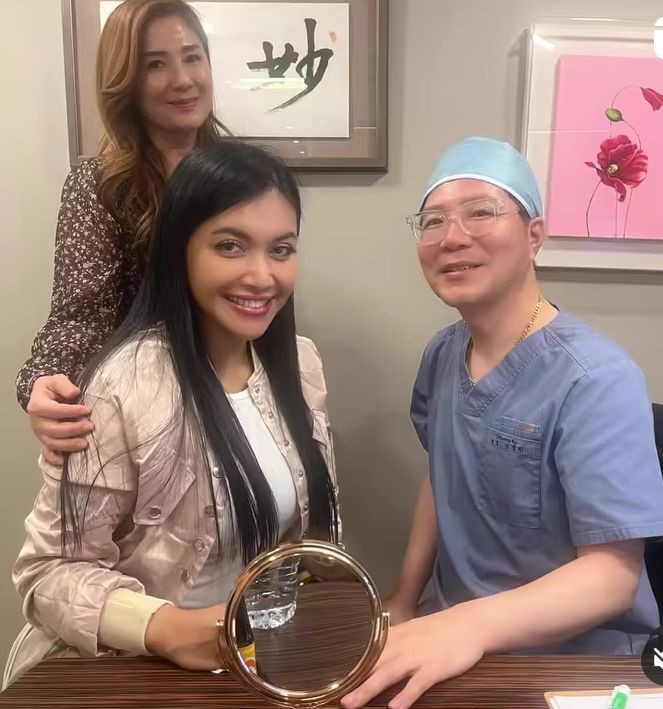 Potret Terbaru Denada Usai Treatment Lower Facelift di Korea Potret Terbaru Denada Usai Treatment Lower Facelift di Korea
