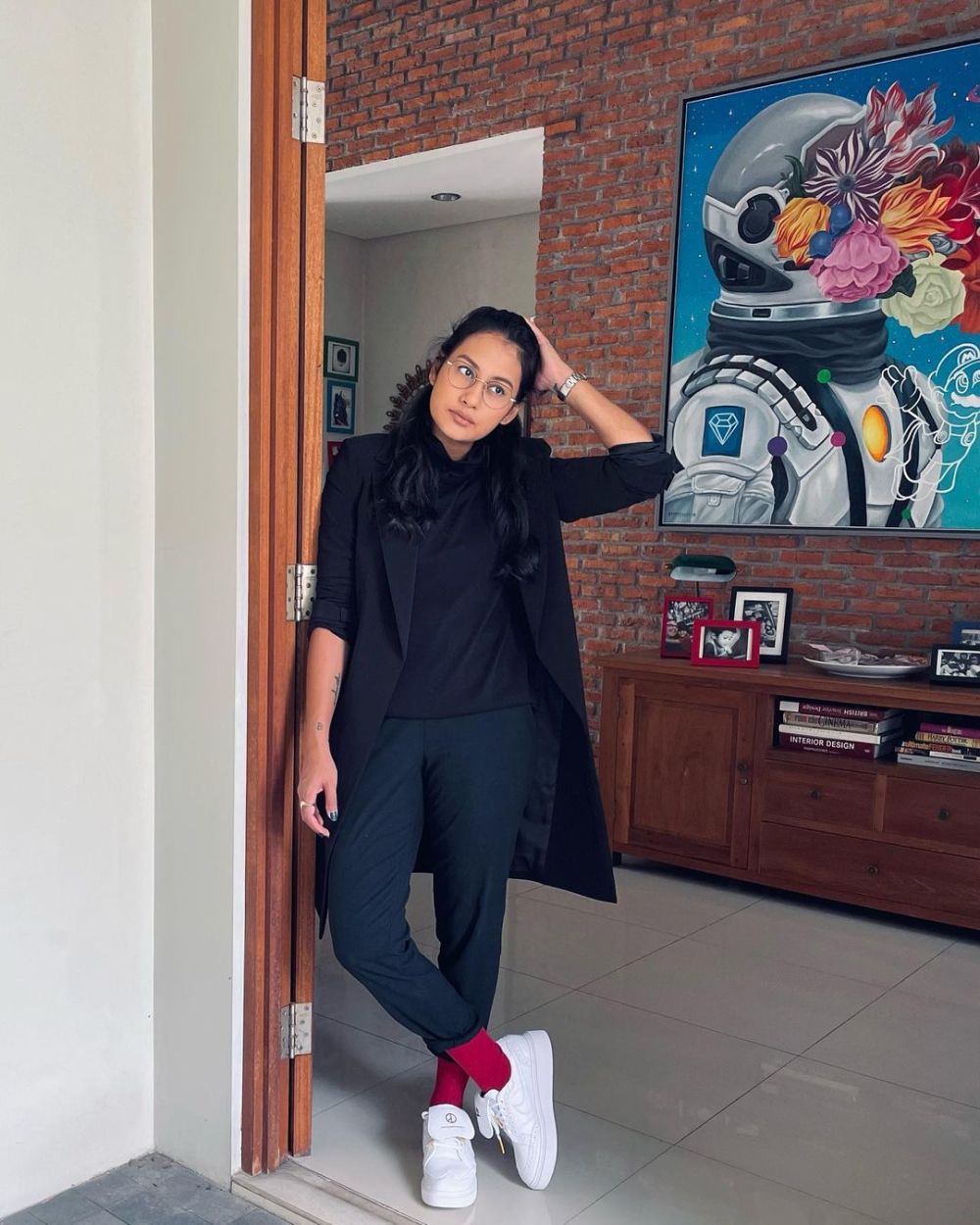 7 Inspirasi OOTD Raihaanun, Gaya Badass Mama yang Kece!