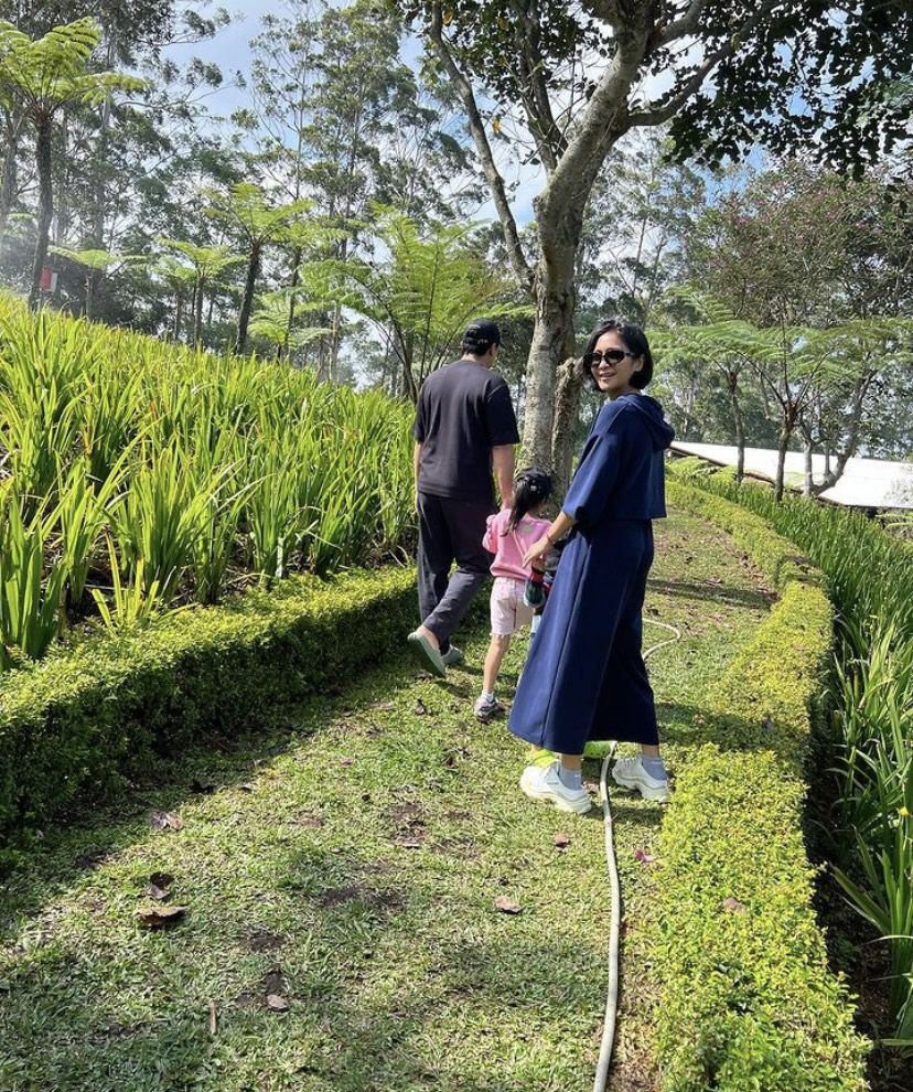8 Momen Liburan Keluarga Caca Tengker Nikmati Alam Bandung