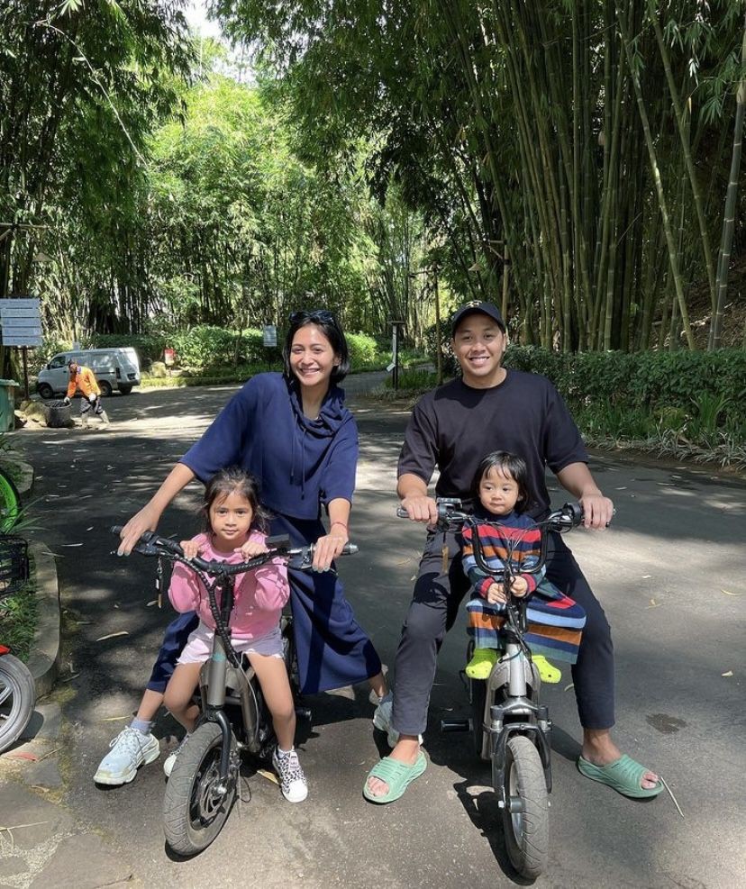 8 Momen Liburan Keluarga Caca Tengker Nikmati Alam Bandung
