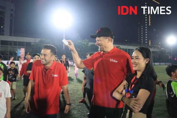 2 Eks Timnas Indonesia Pamer Skill di Depan Peter Schmeichel