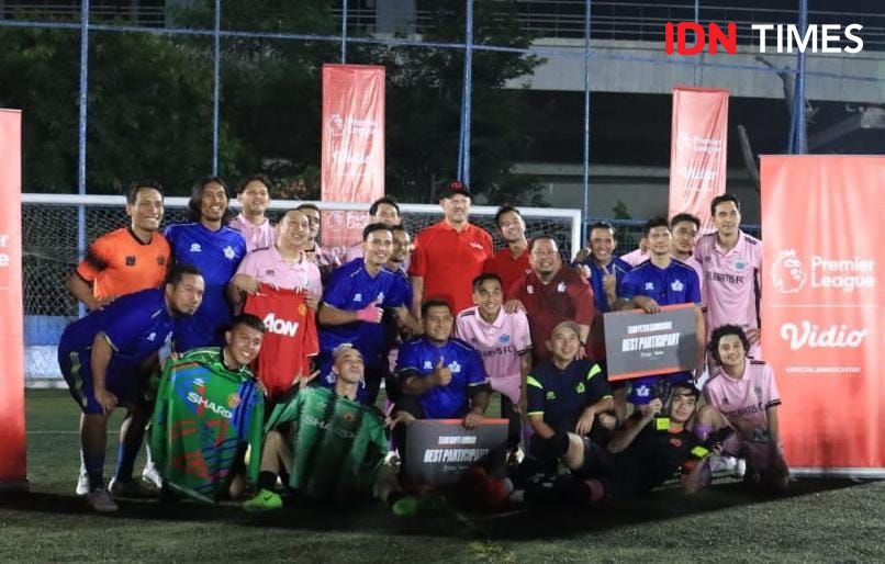 2 Eks Timnas Indonesia Pamer Skill di Depan Peter Schmeichel