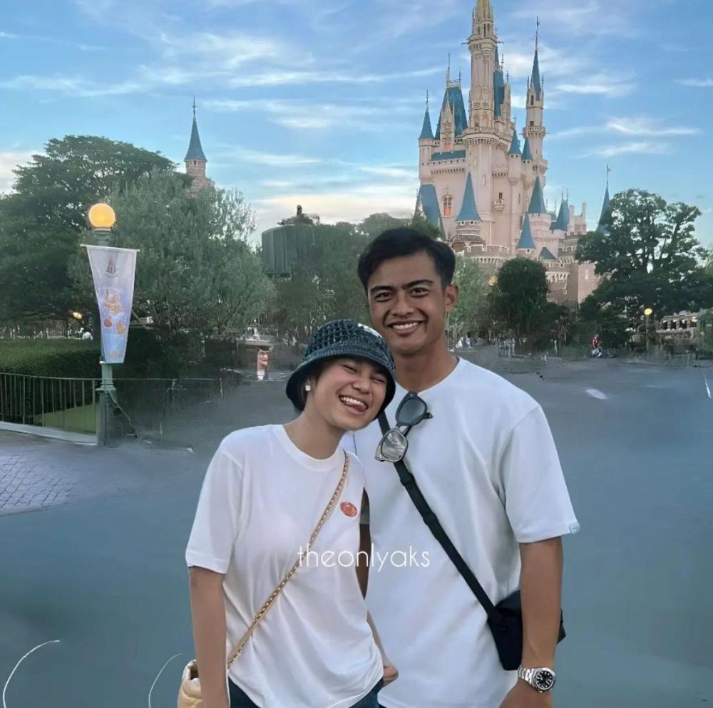 7 Potret Arhan dan Azizah Nge-Date Pertama di Disneyland