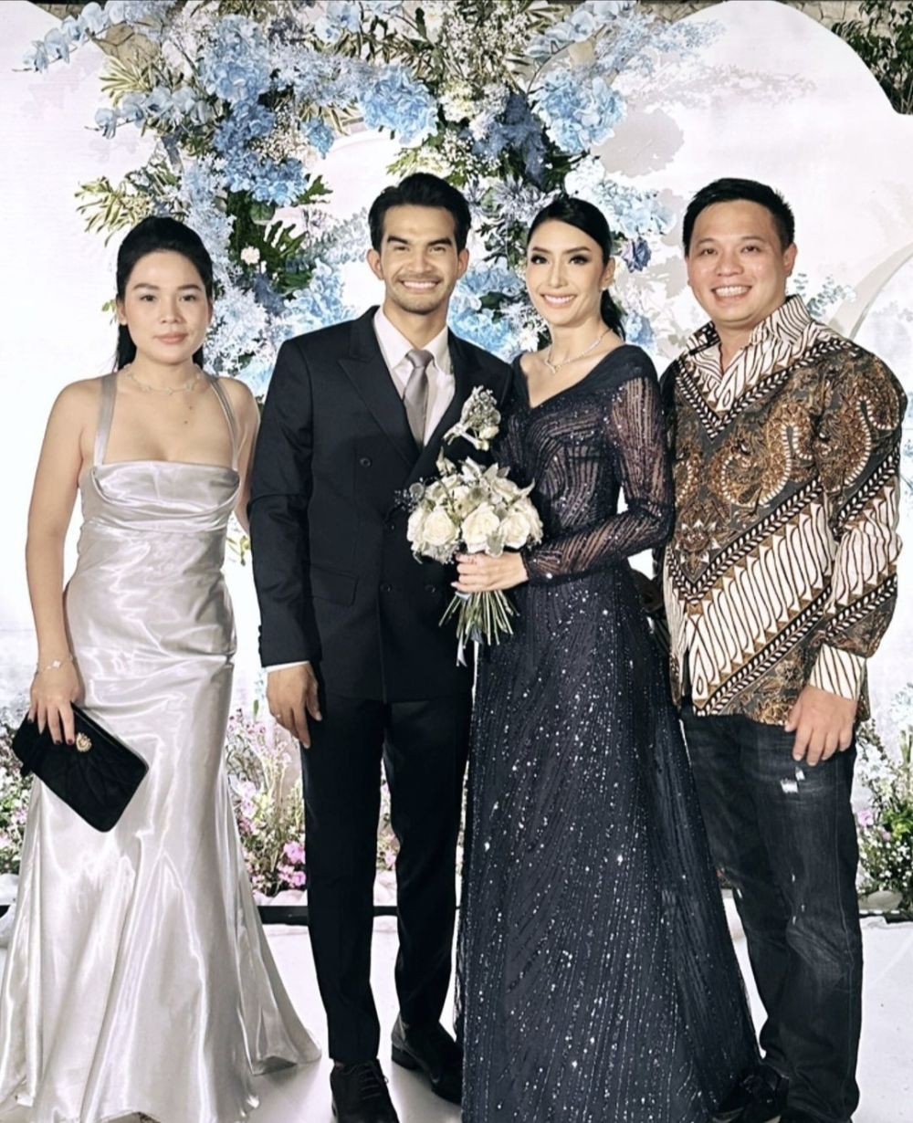 7 Dekorasi Resepsi Pernikahan Tyas Mirasih, Mewah Serba Biru