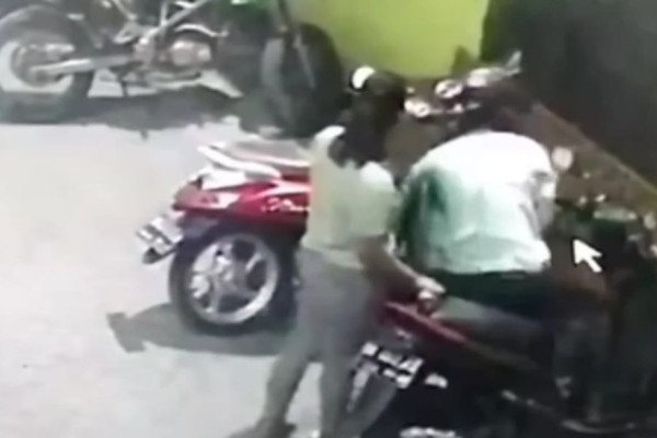 Pasangan Kekasih Di Makassar Terekam Cctv Curi Knalpot