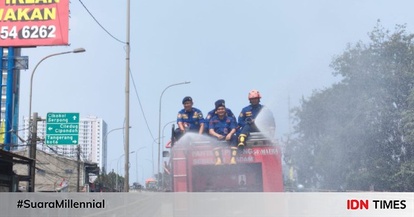 Ingin Kurangi Polusi, Pemkot Tangerang Semprot Jalanan Ingin Kurangi Polusi, Pemkot Tangerang Semprot Jalanan