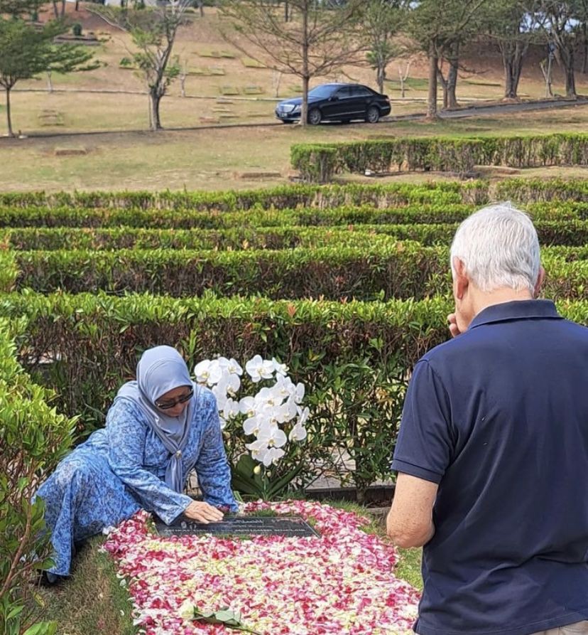 BCL Nyekar ke Makam Ashraf yang Berulang Tahun ke-44 BCL Nyekar ke Makam Ashraf yang Berulang Tahun ke-44