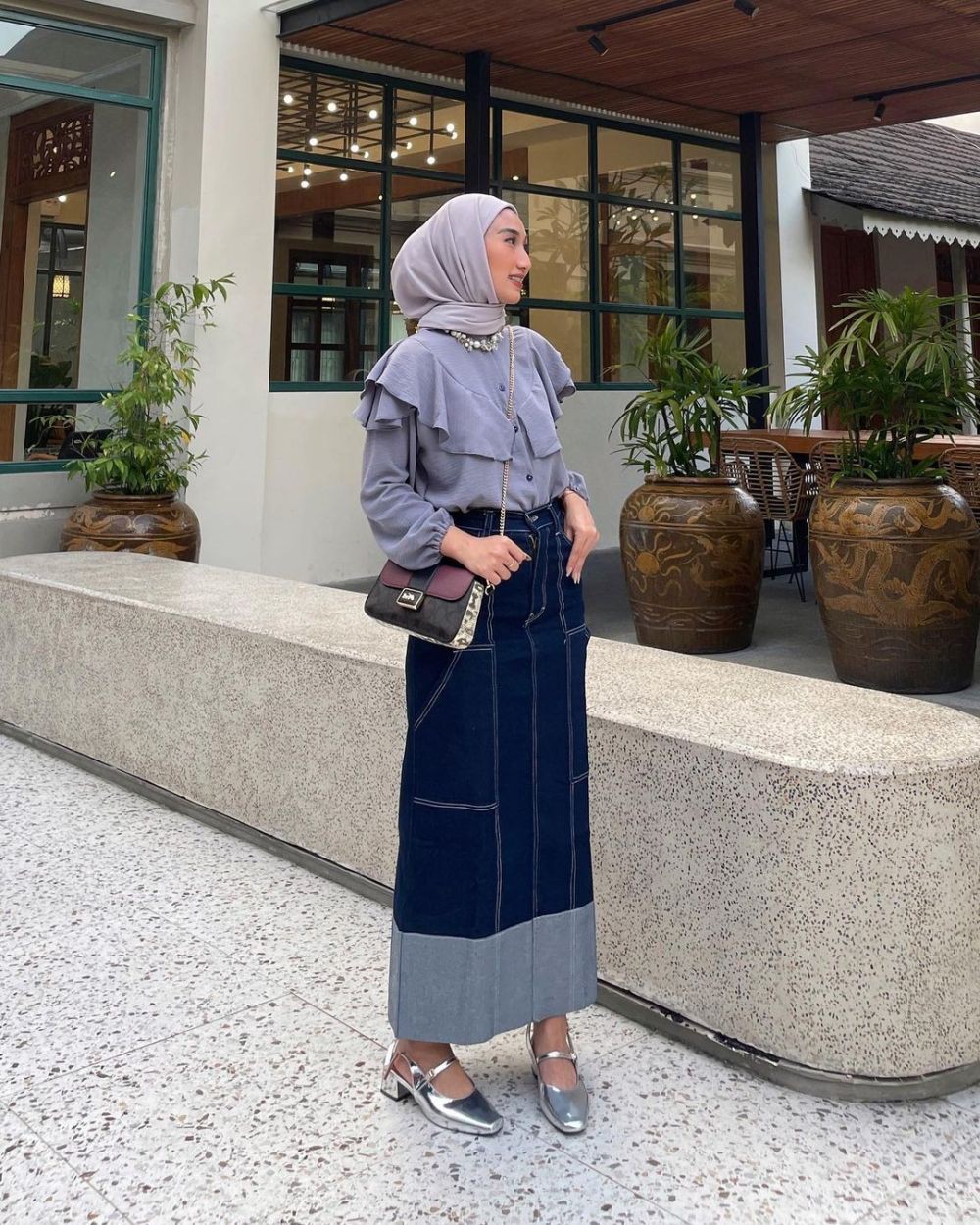 10 Padu Padan Style Denim Hijab ala Risa Larasati, Trendy!