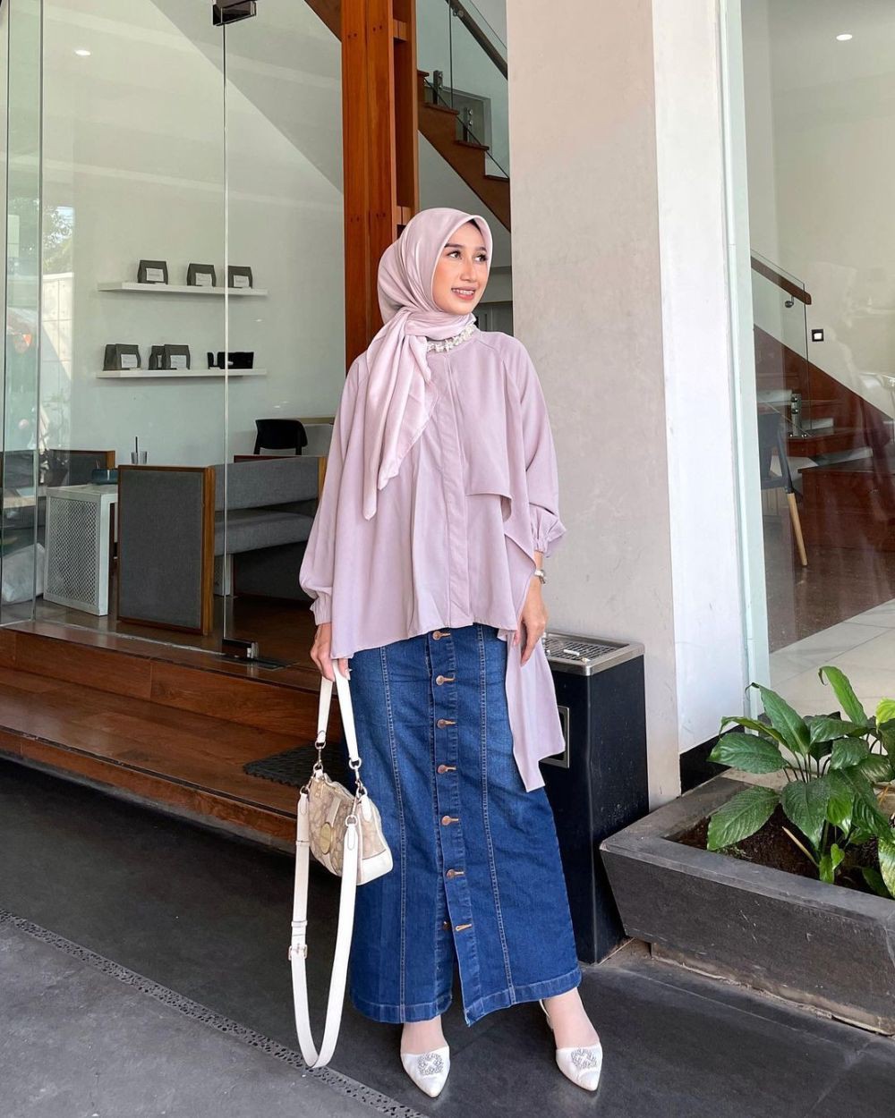 10 Padu Padan Style Denim Hijab ala Risa Larasati, Trendy!